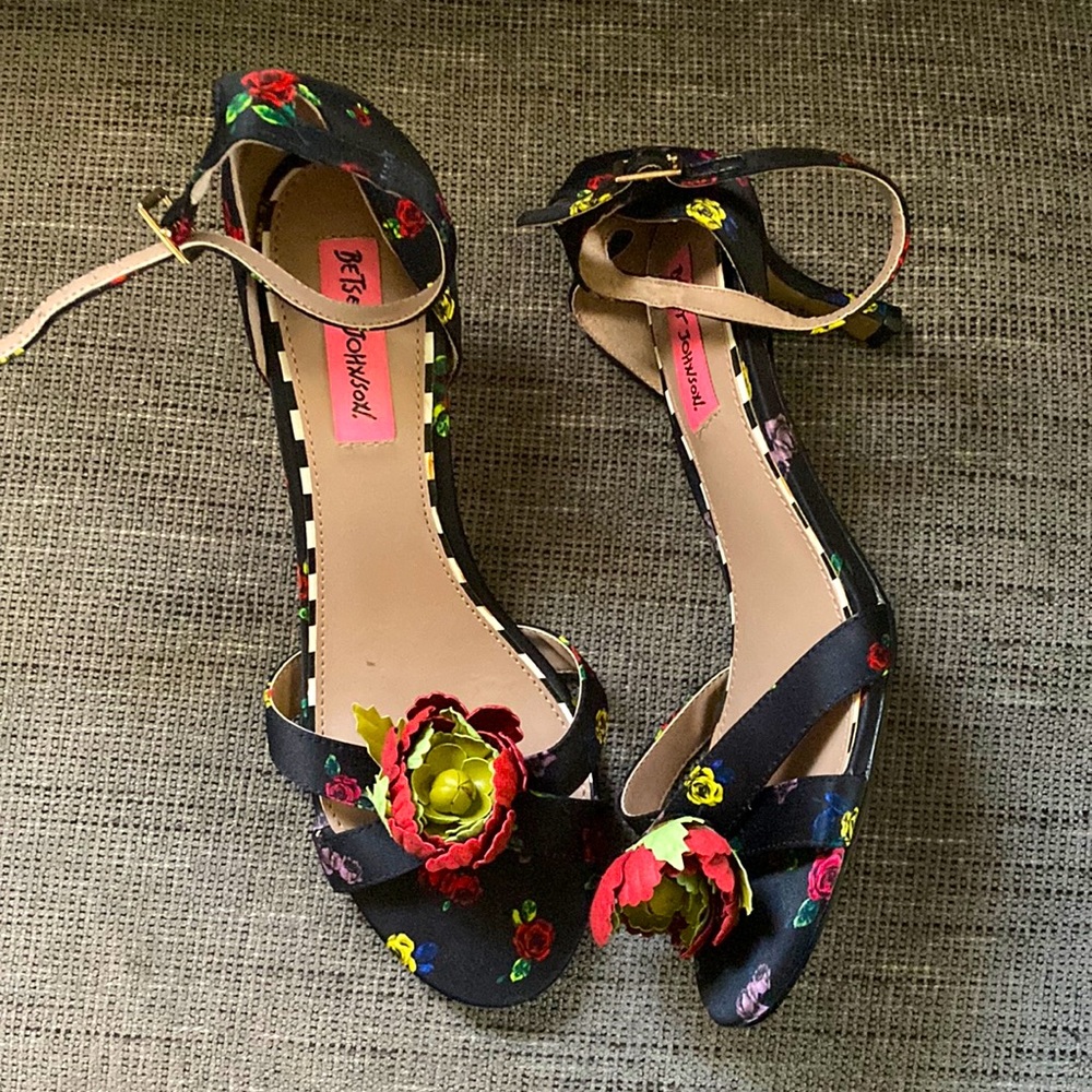 Betsey Johnson Mea Floral Cross Strap Kitten Heels 8 - Gem